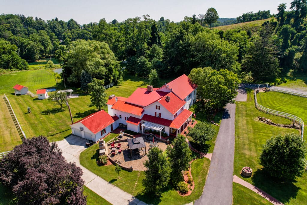 Pleasant View Farm - Waterfront + Lodging Wedding Venue